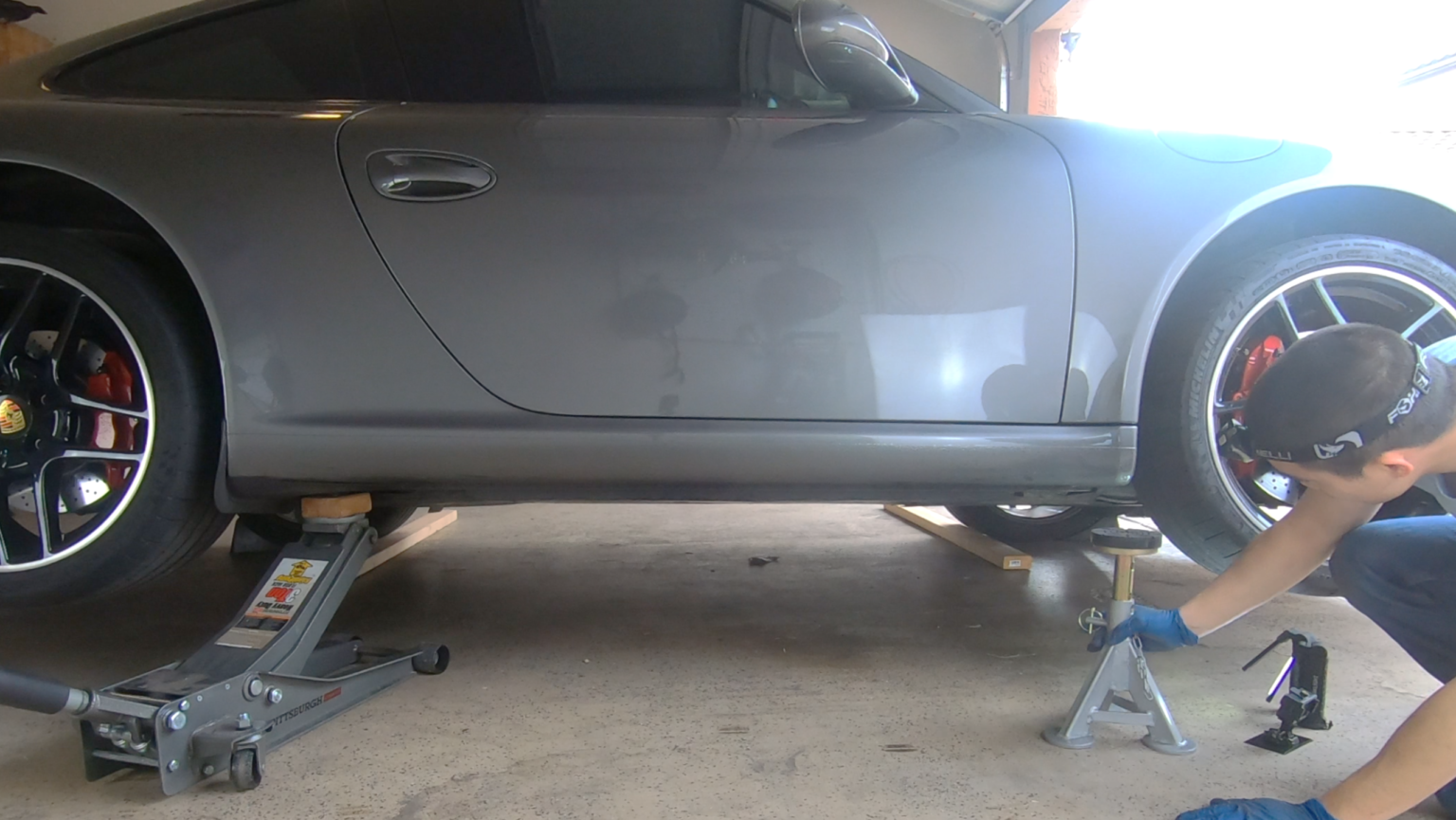 How To Properly Jack Up a Porsche 911 (996, 997, 991) - eCarGuides